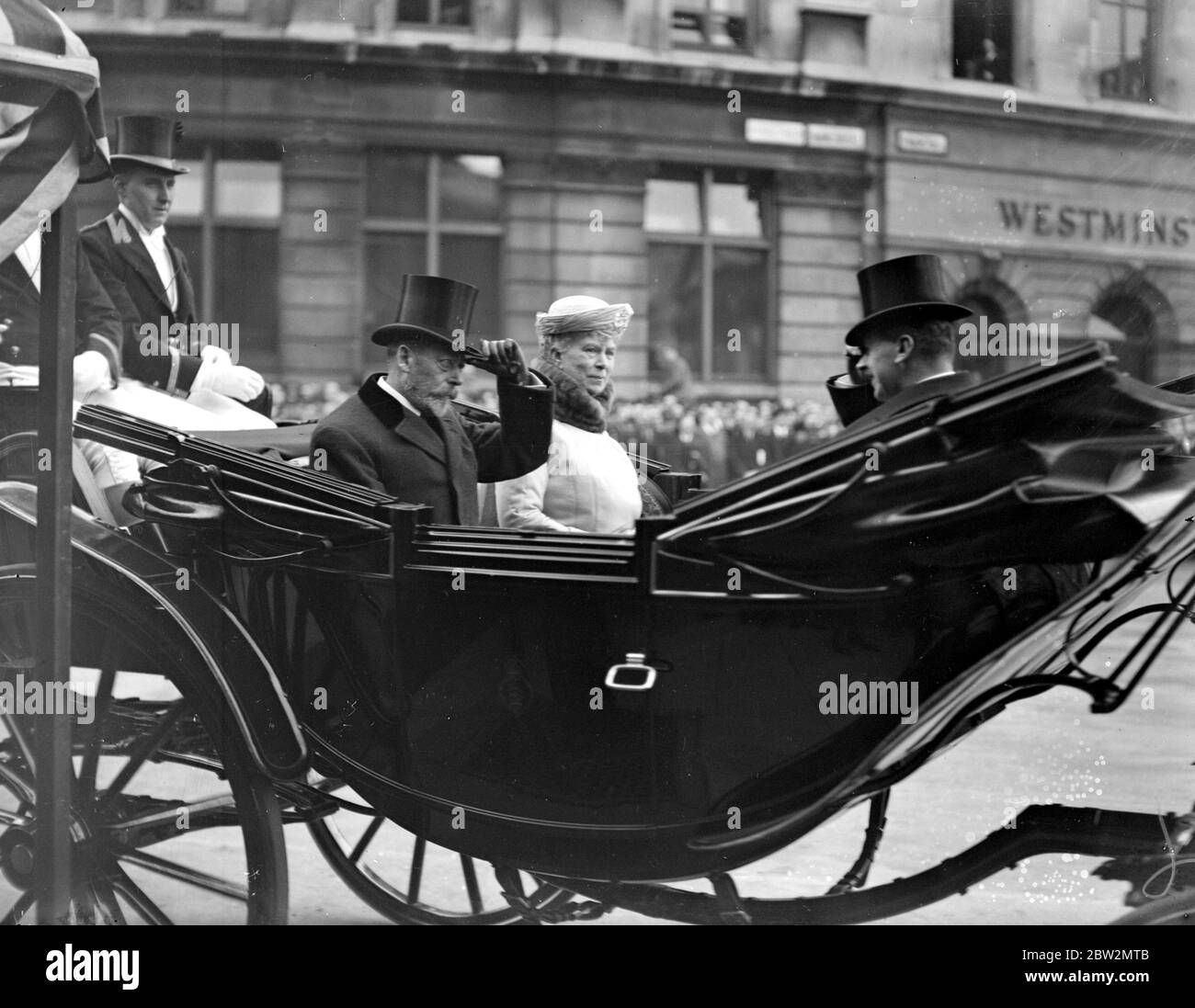 The King and Queen on their way to open the New Wing of The National ...