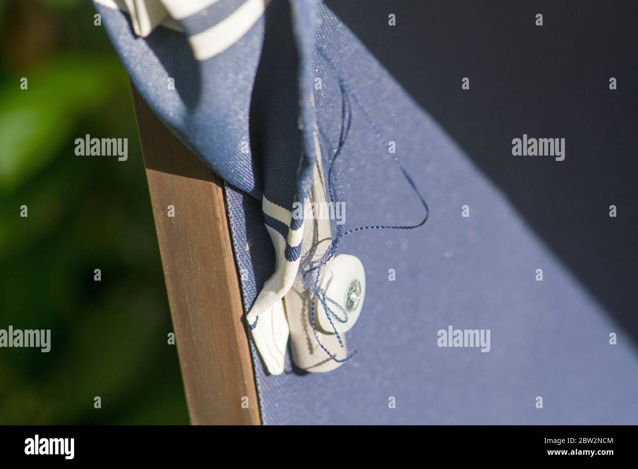 frayed fabric on the wicker beach chair with threads Stock Photo - Alamy