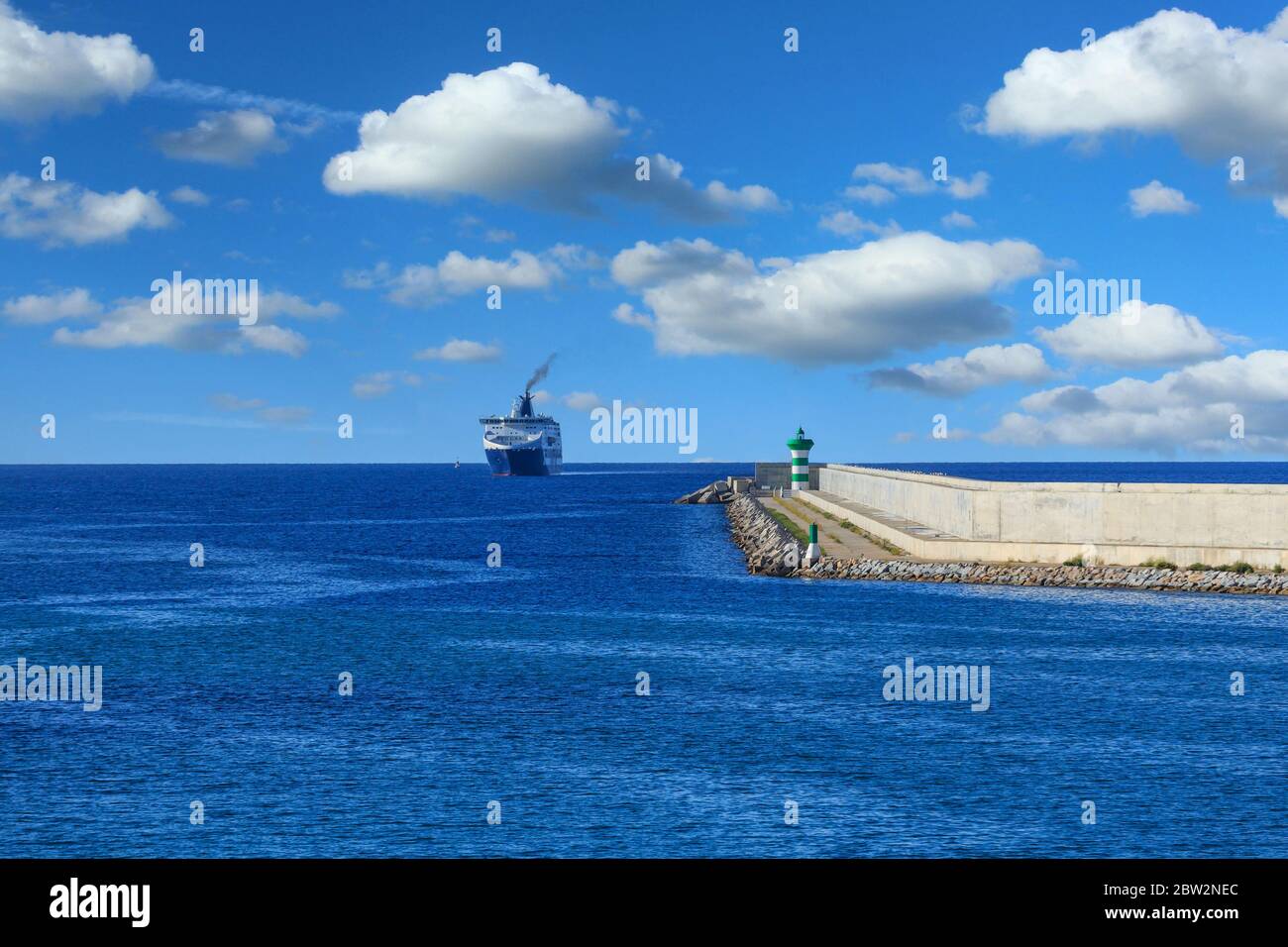 Barcelona bay hi-res stock photography and images - Alamy
