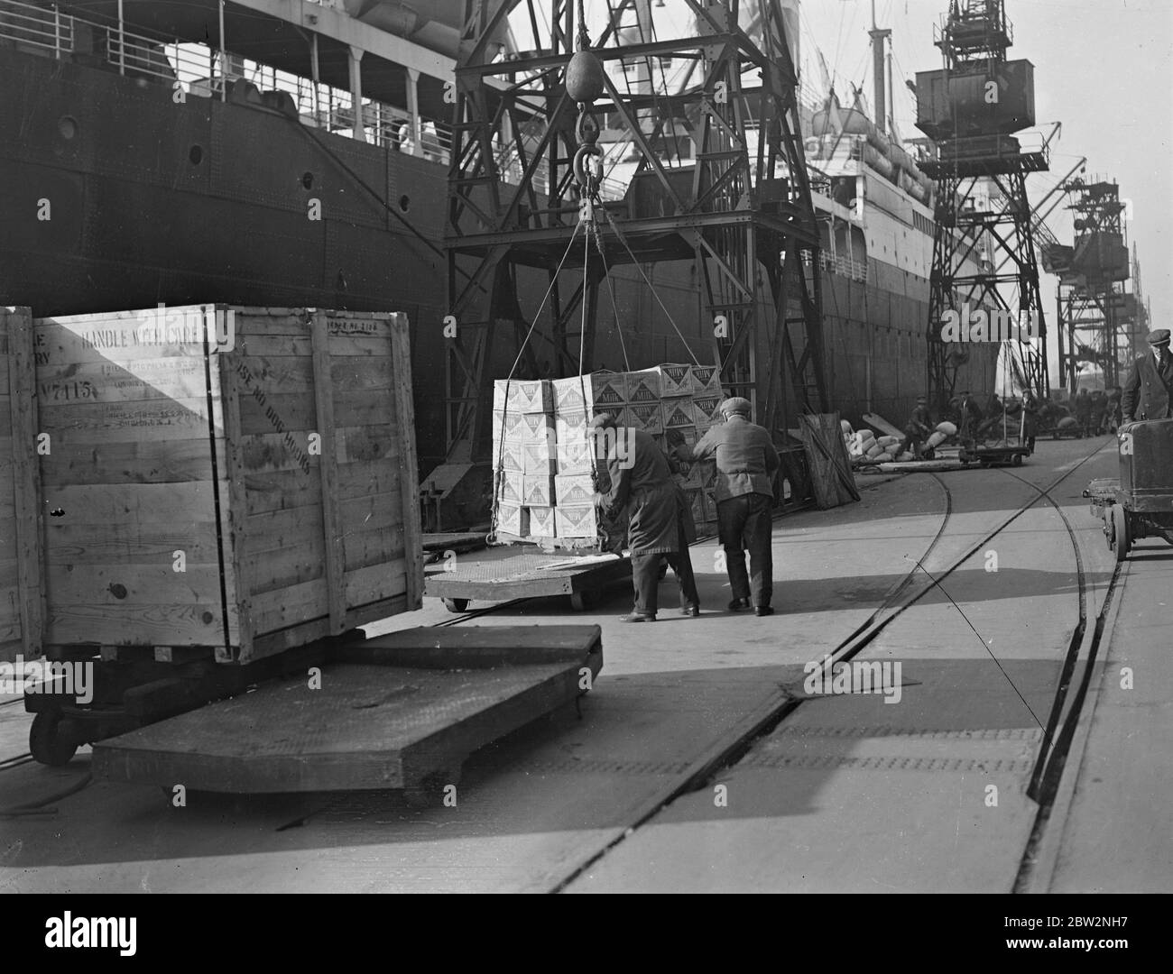 London docks 1930s hi-res stock photography and images - Alamy