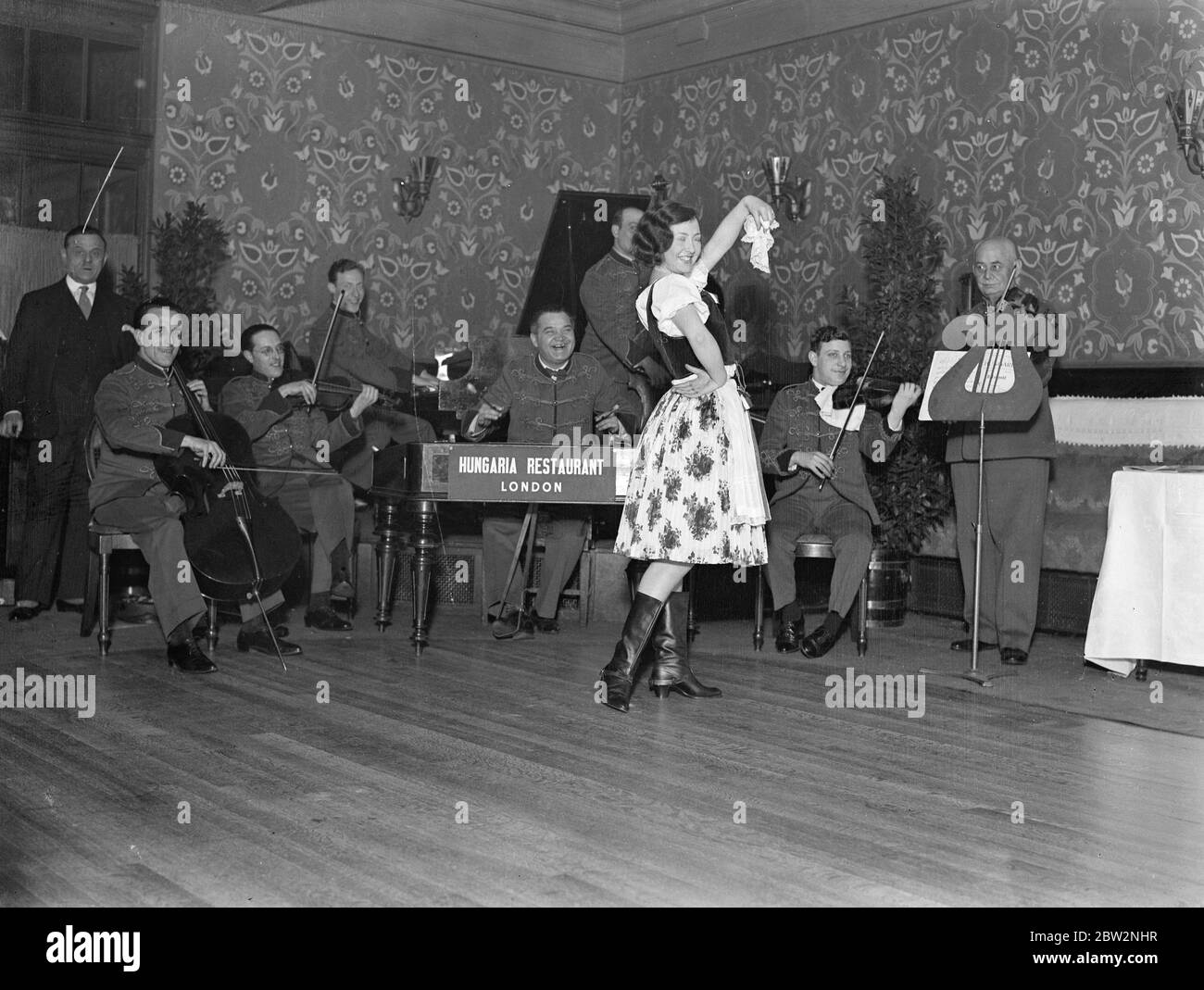 London restaurant 1930s hi-res stock photography and images - Alamy