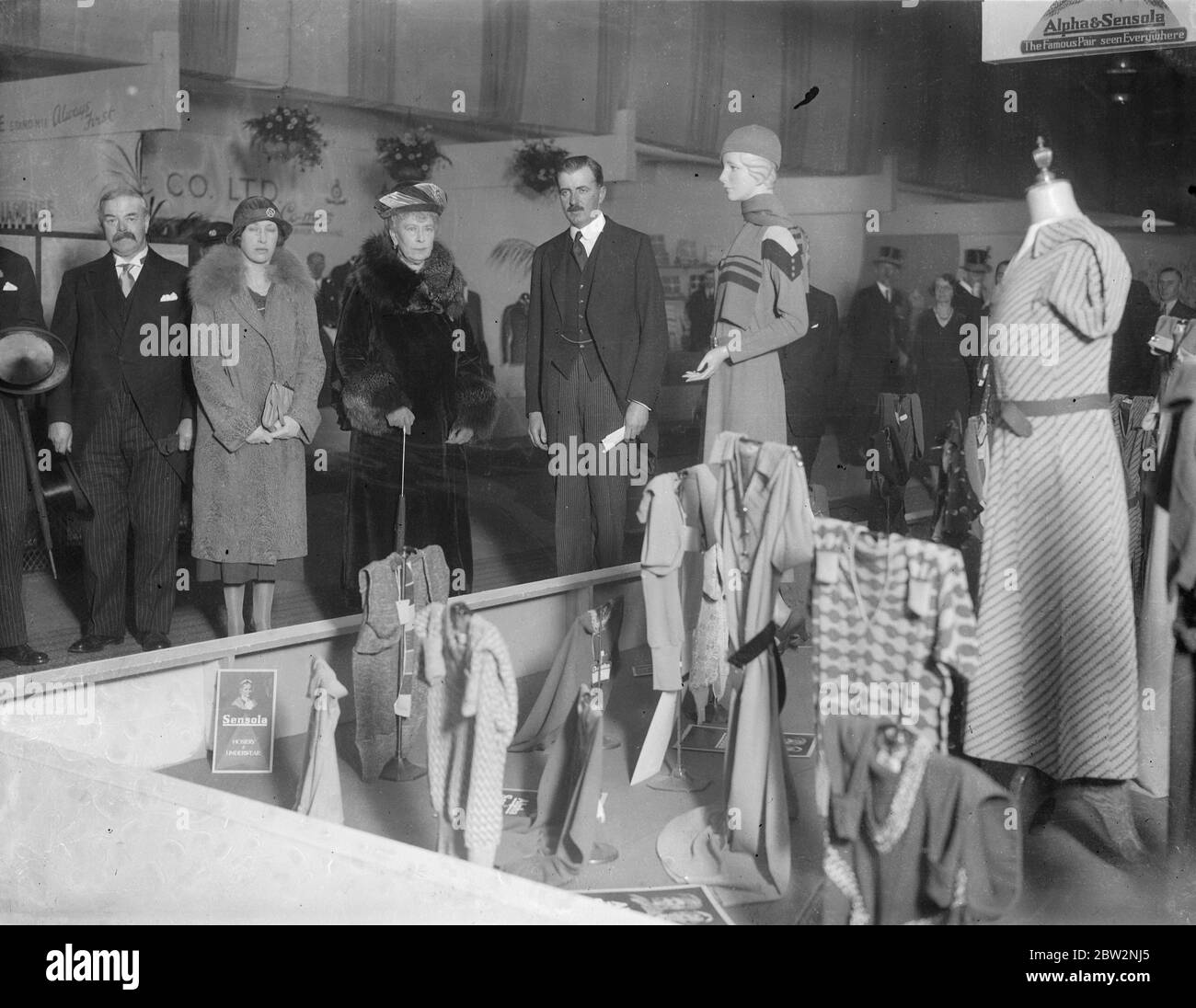 Queen watches fashion parade at British textile exhibition . The Queen ...