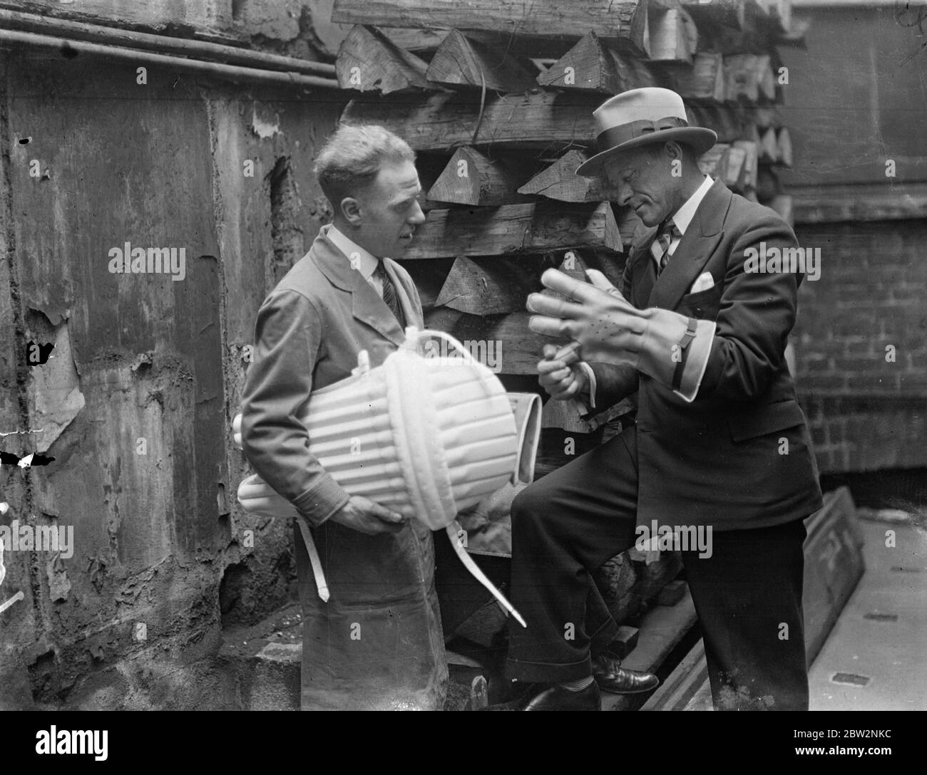 Wicket keeping gloves hi-res stock photography and images - Alamy