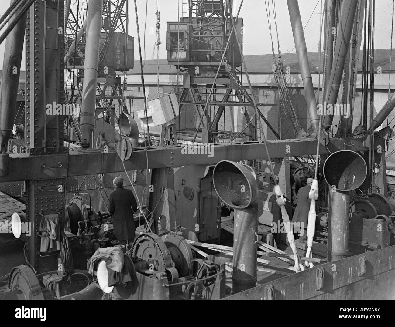 Unloading ships hi-res stock photography and images - Alamy