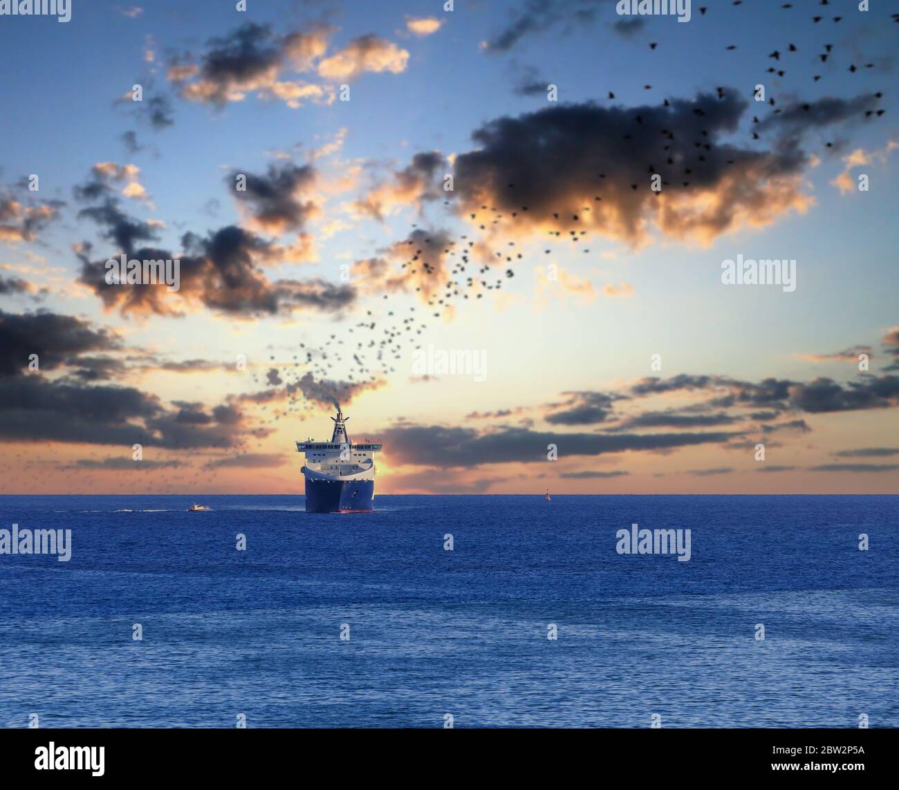 Sea ocean horizon ship hi-res stock photography and images - Alamy