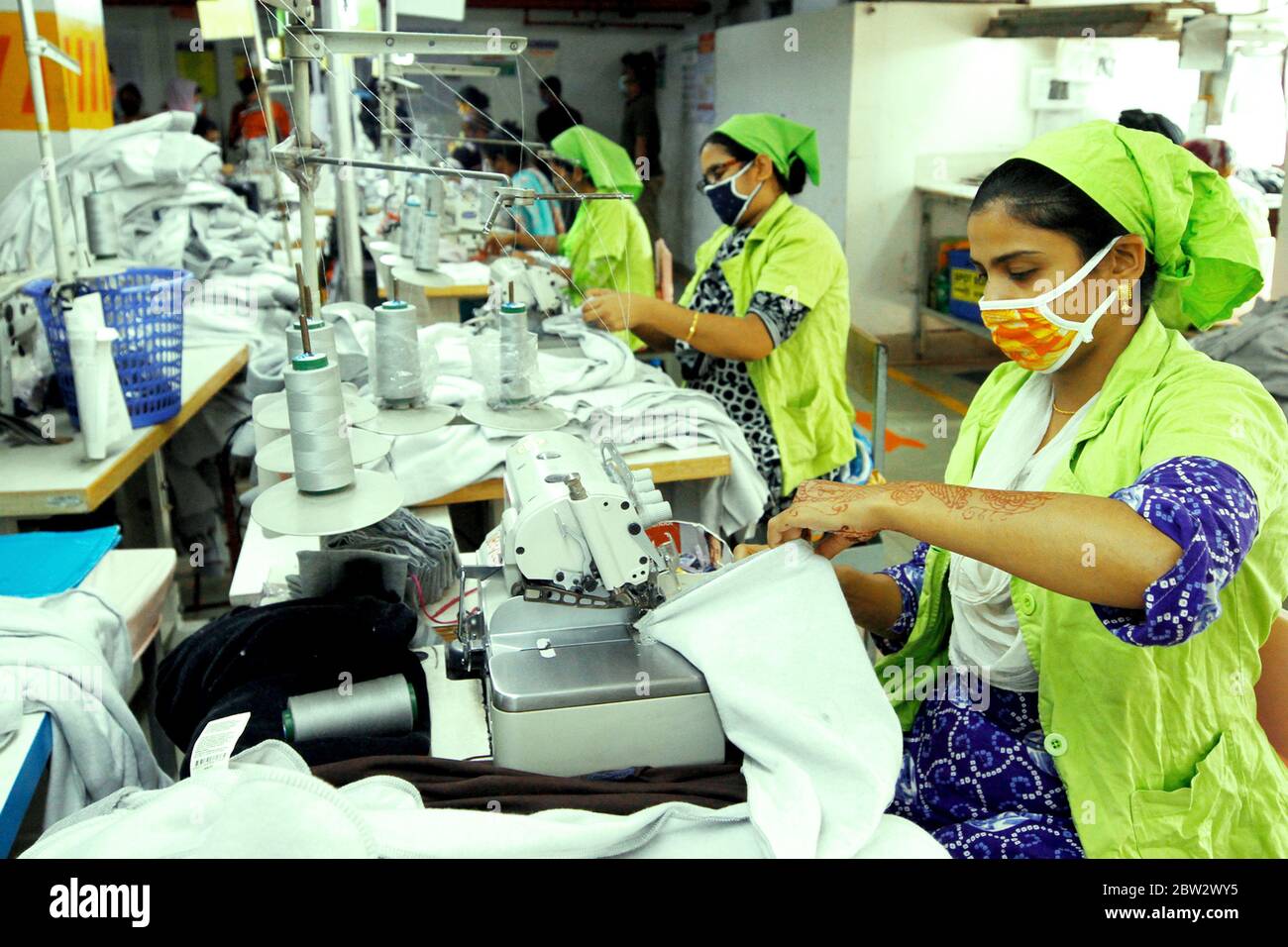 Bangladesh garment factory workers hi-res stock photography and images ...