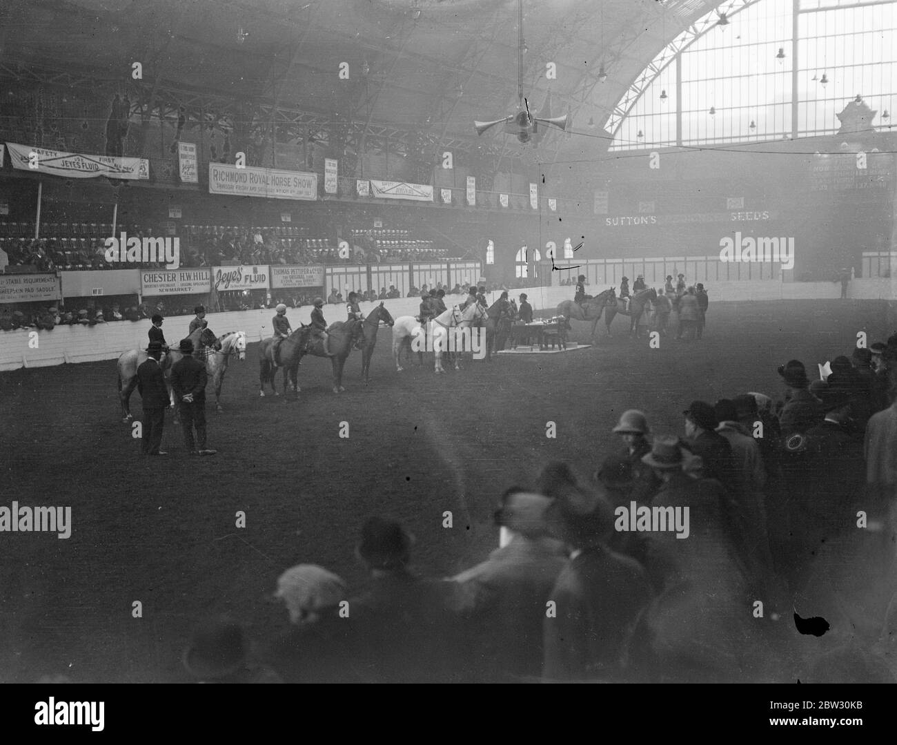 Show ring children ponies hi-res stock photography and images - Alamy