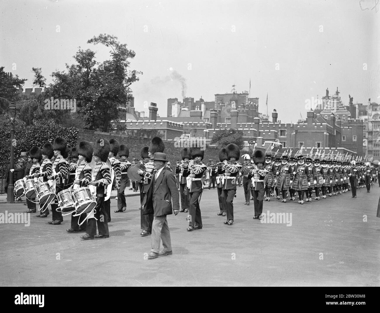 Duke of Connaught inspects yeoman of the guards . The yeoman of the ...