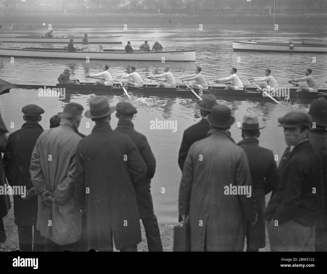 Crowd watching boat hi-res stock photography and images - Alamy