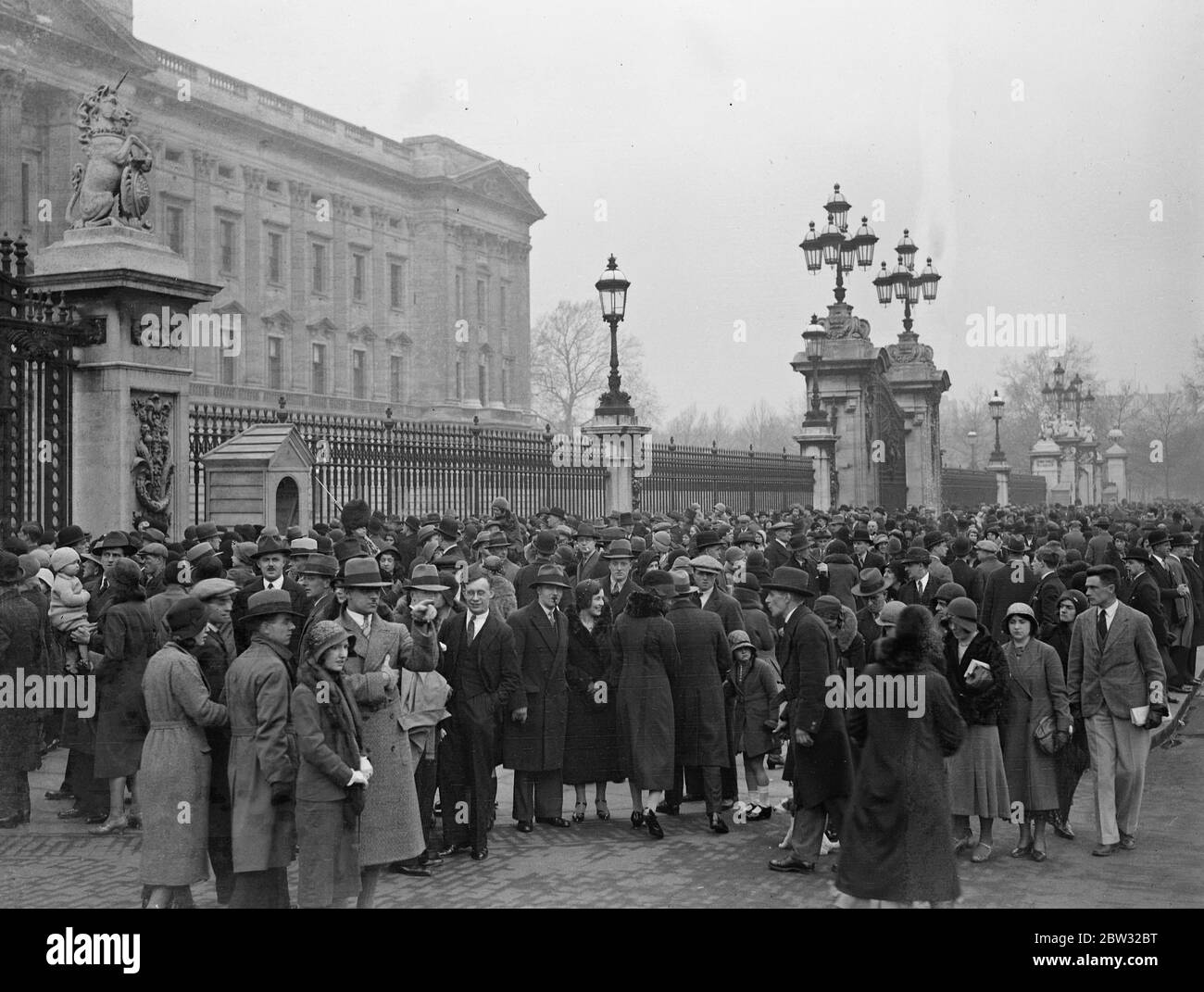 Amazing crowd at Buckingham Palace in hope of seeing King . A crowd of ...