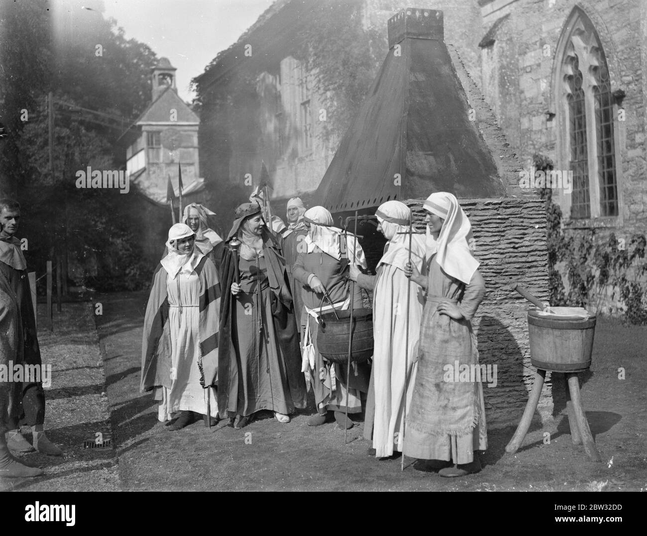 Villagers go back 700 years for re enaction of Hallowing of Lacock ...