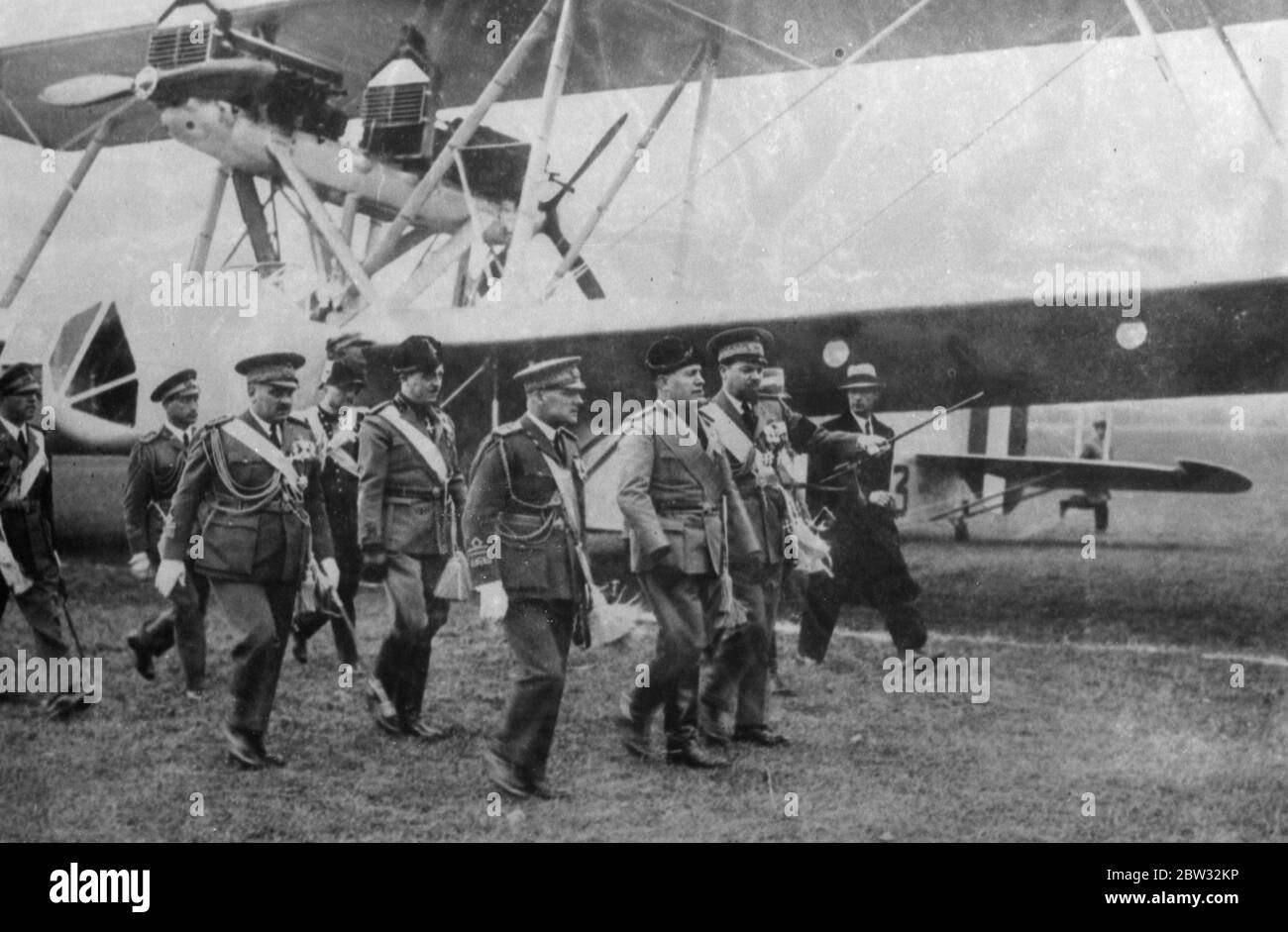 Mussolini inspects Italian air force . Signor Mussolini , the Italian ...