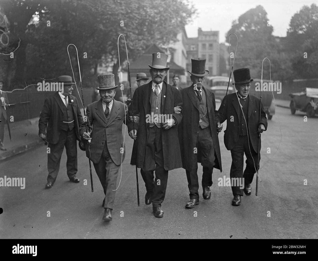 Old London cab drivers given an outing . London ' s old cab drivers ...