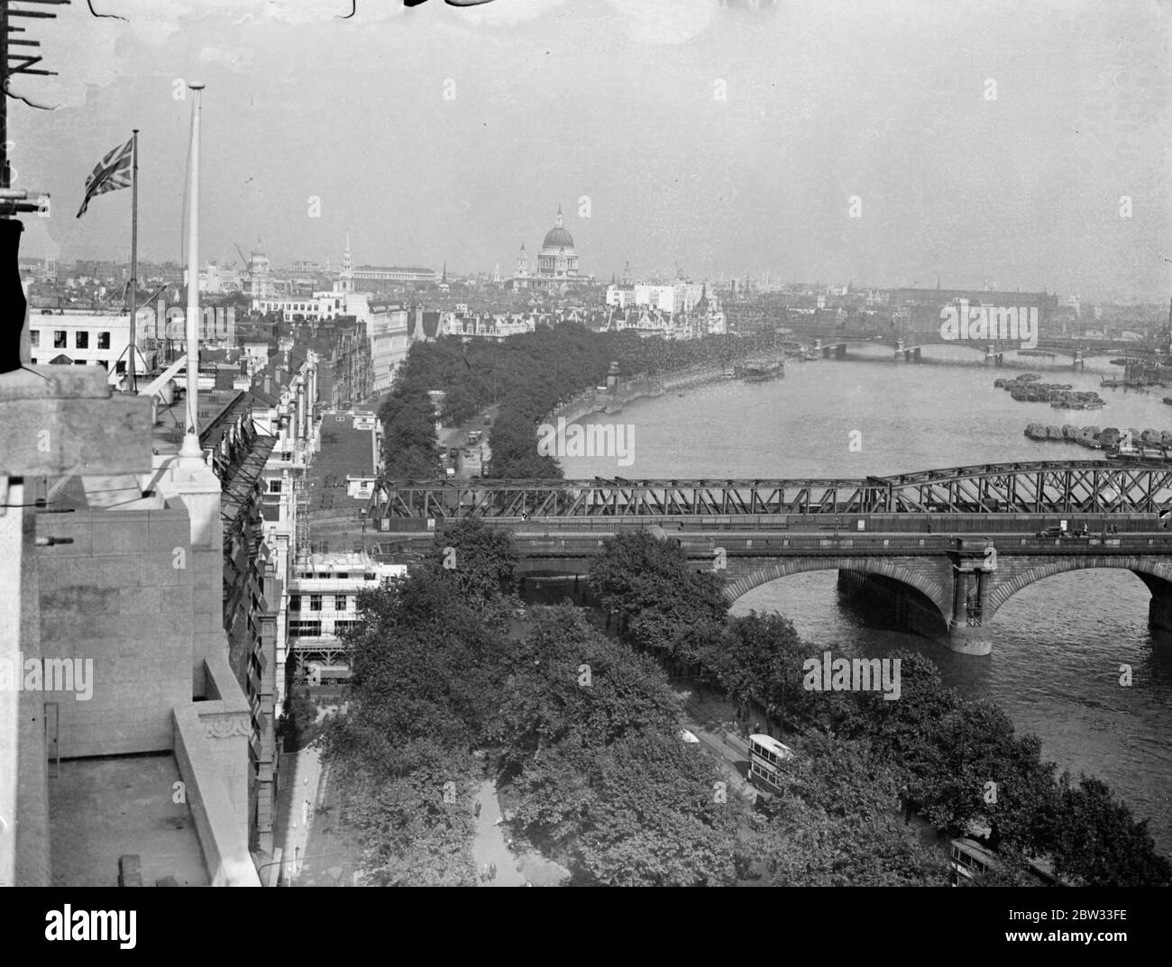 A view of the Thames embankment . 12 August 1932 Stock Photo - Alamy