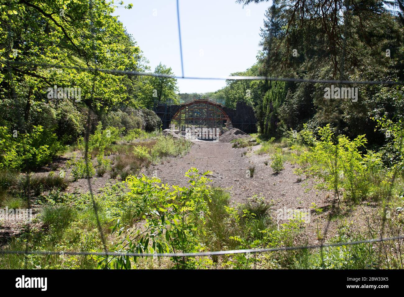 Gablenz, Germany. 29th May, 2020. A construction fence stands in front ...