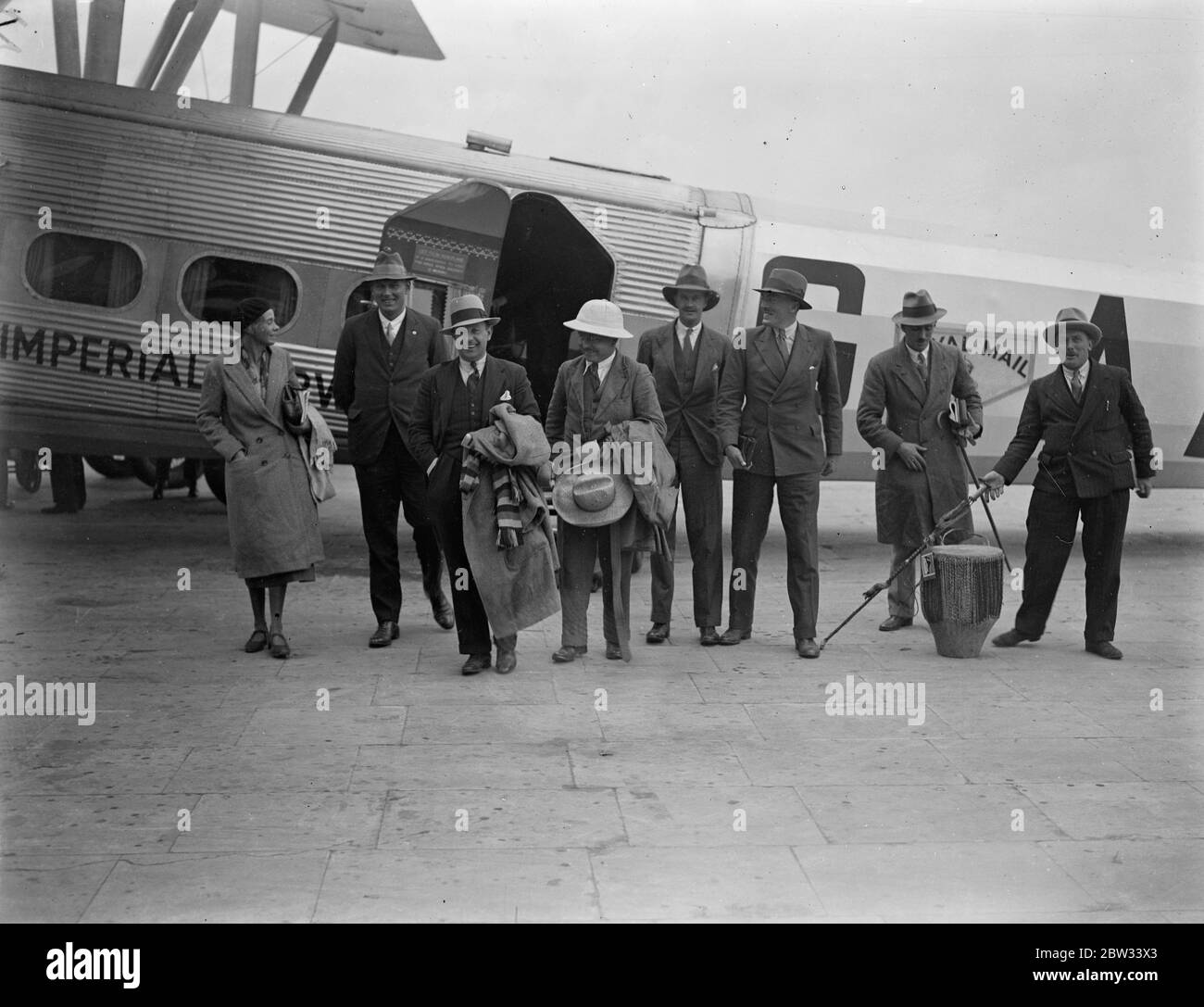 Passengers on first Capetown to London air mail arrive at Croydon ...