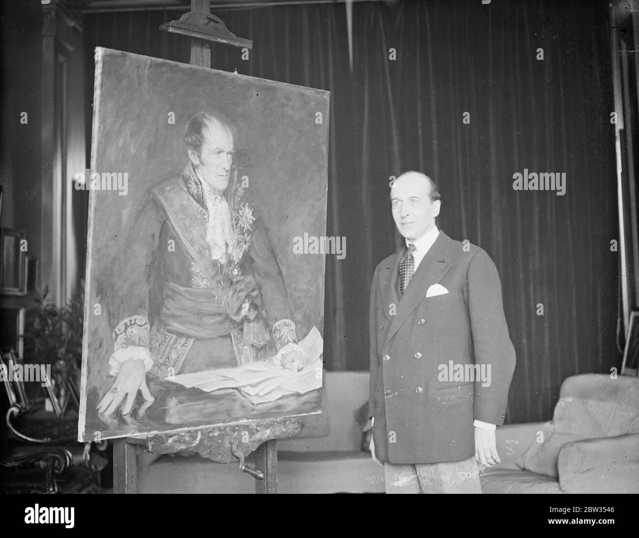 Arthur Wontner sees himself as others see him . As he was leaving the ...