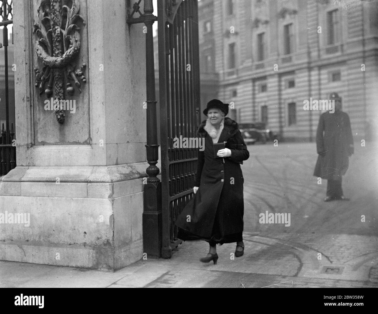 Jane Ewing Hannay arrives for Investiture . 22 February 1933 Stock ...