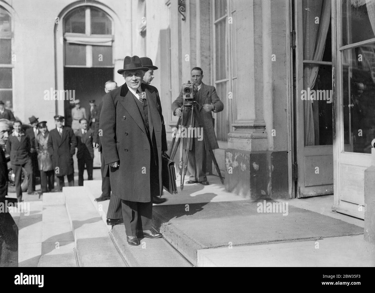 War ministry paris hi-res stock photography and images - Alamy