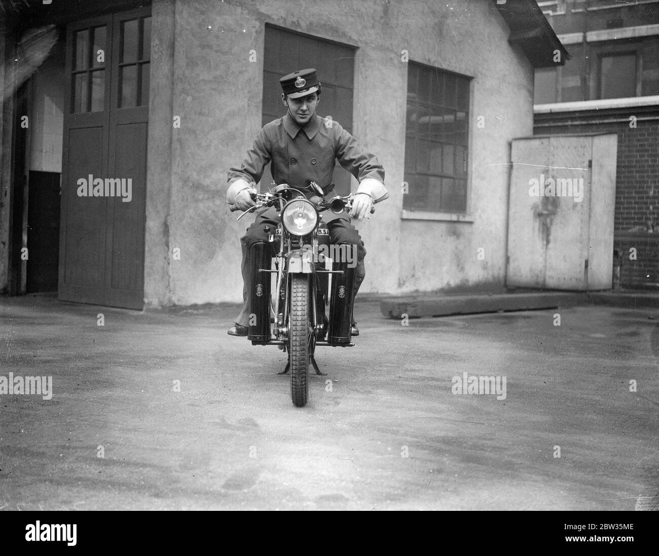 Postmaster General inspects London ' s frist Corp ' s of motor cycle ...