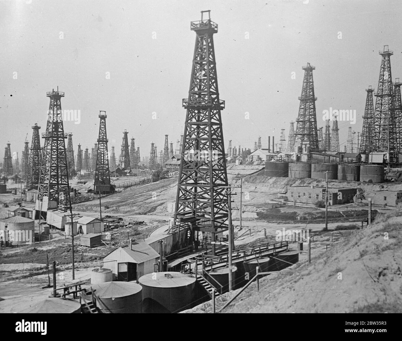 Oil fields los angeles Black and White Stock Photos & Images - Alamy