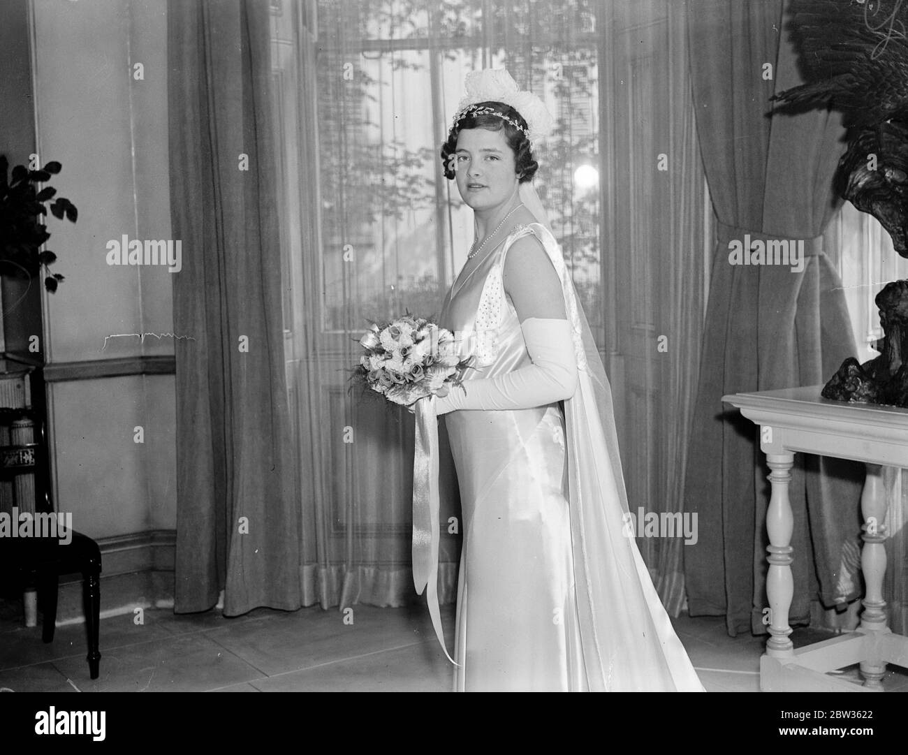 Daughter of famous American hostess in London presented at court . Miss ...