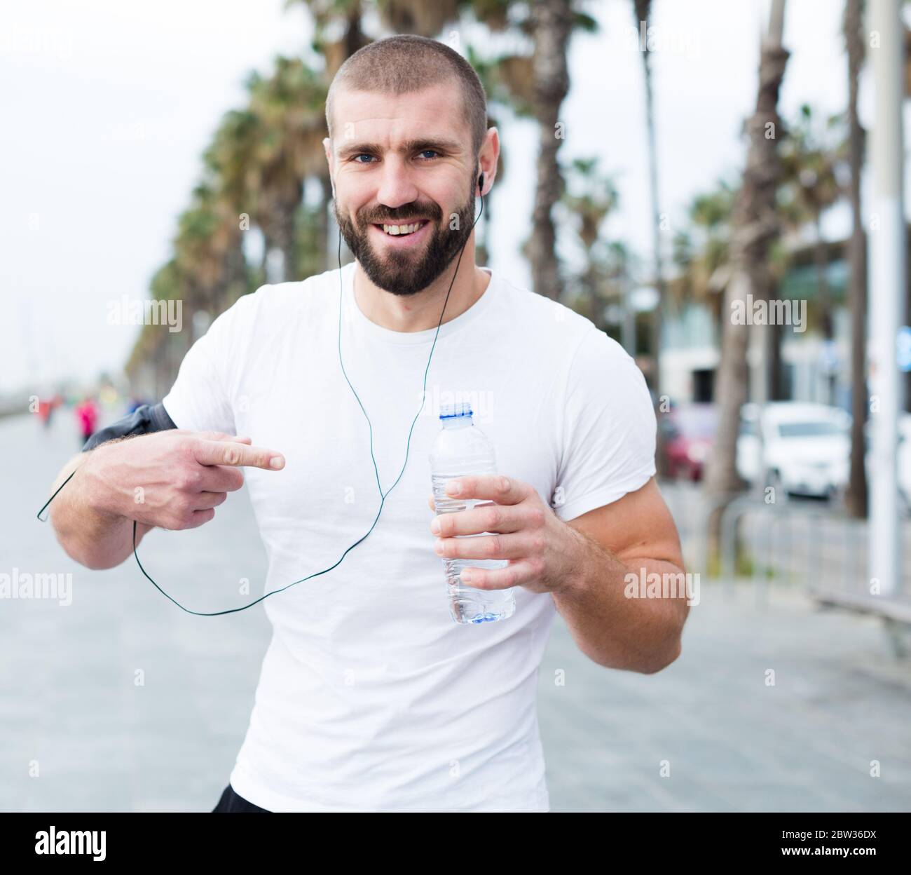 Athletic male stopped to rest while running Stock Photo - Alamy