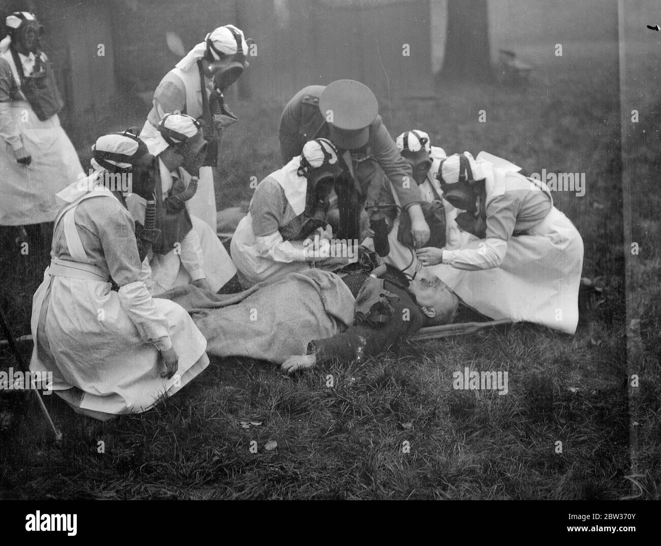 Training to combat air attacks in war . Nurses of the Camberwell branch ...