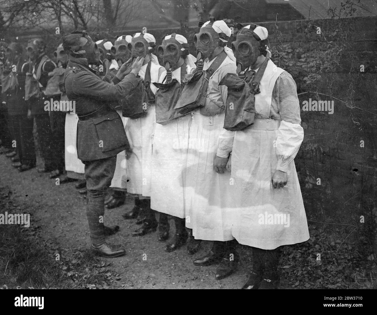 Training to combat air attacks in war . Nurses of the Camberwell branch ...