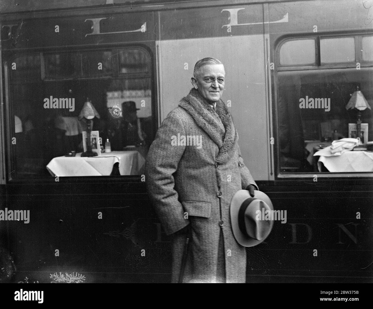 American Ambassador goes home for Christmas . Mr R W Bingham , the ...