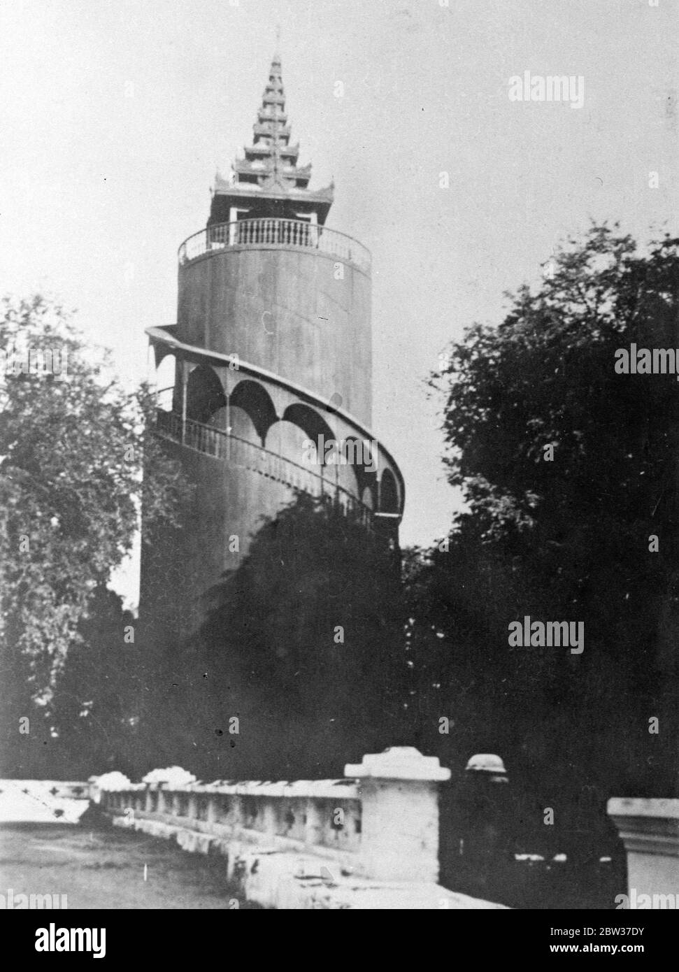 Built in one day . The watch tower of Fort Mandalay , Upper Burma ...
