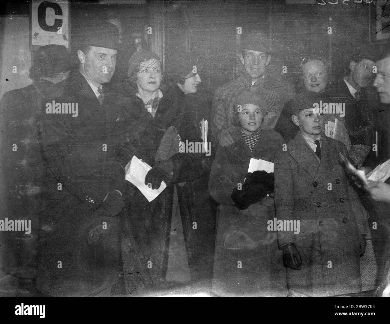 Gladys Cooper , Raymond Massey and Adrianne Ailen leave for New York ...