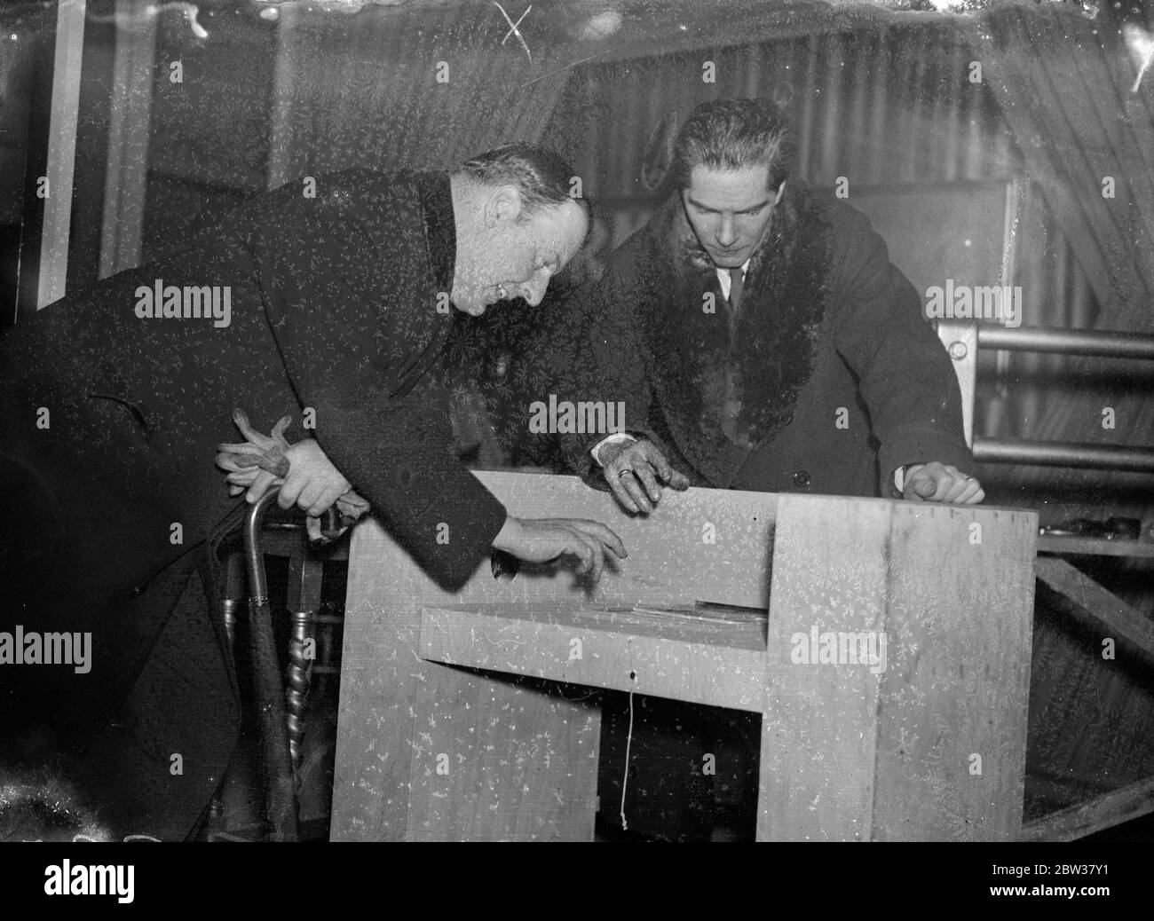 Professor Low demonstrated his invisible ray apparatus to Lieutenant ...