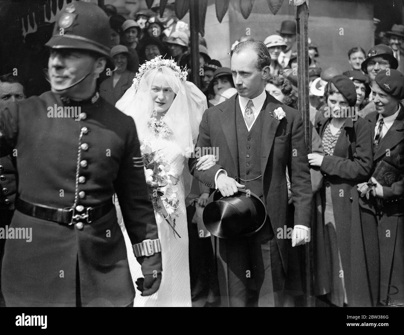 Miss Angela Sykes , society sculptor , weds Earl of Antrim .. 11 May ...