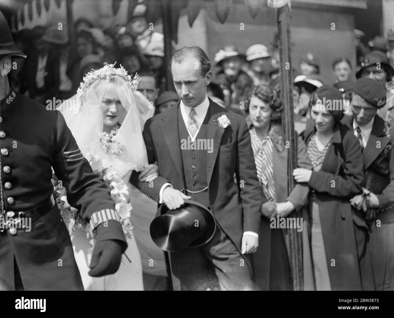 Miss Angela Sykes , society sculptor , weds Earl of Antrim .. 11 May ...