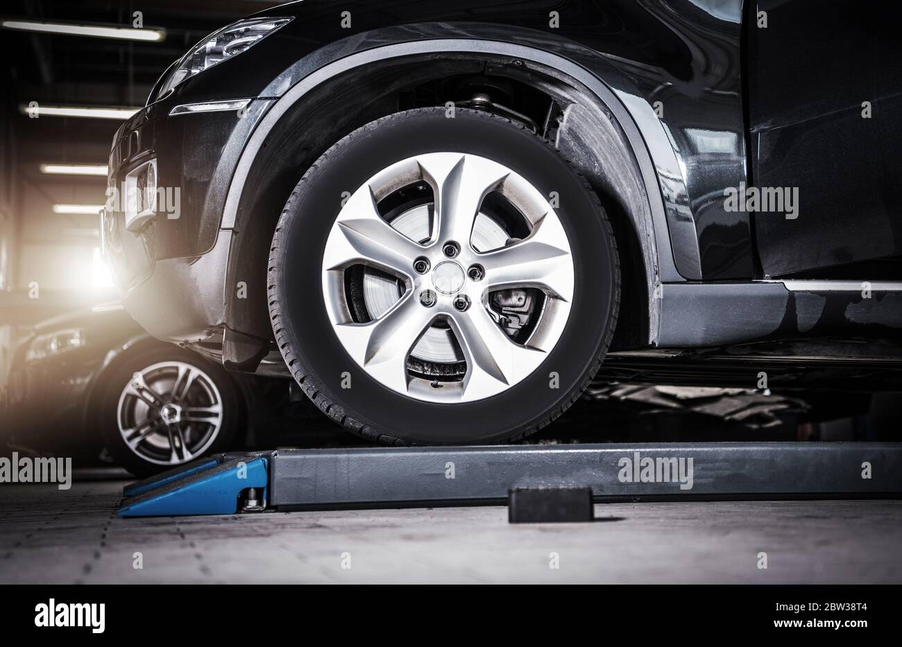Car on lift hi-res stock photography and images - Alamy