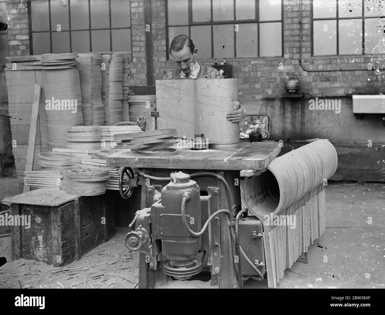 Factory worker 1930s hi-res stock photography and images - Alamy