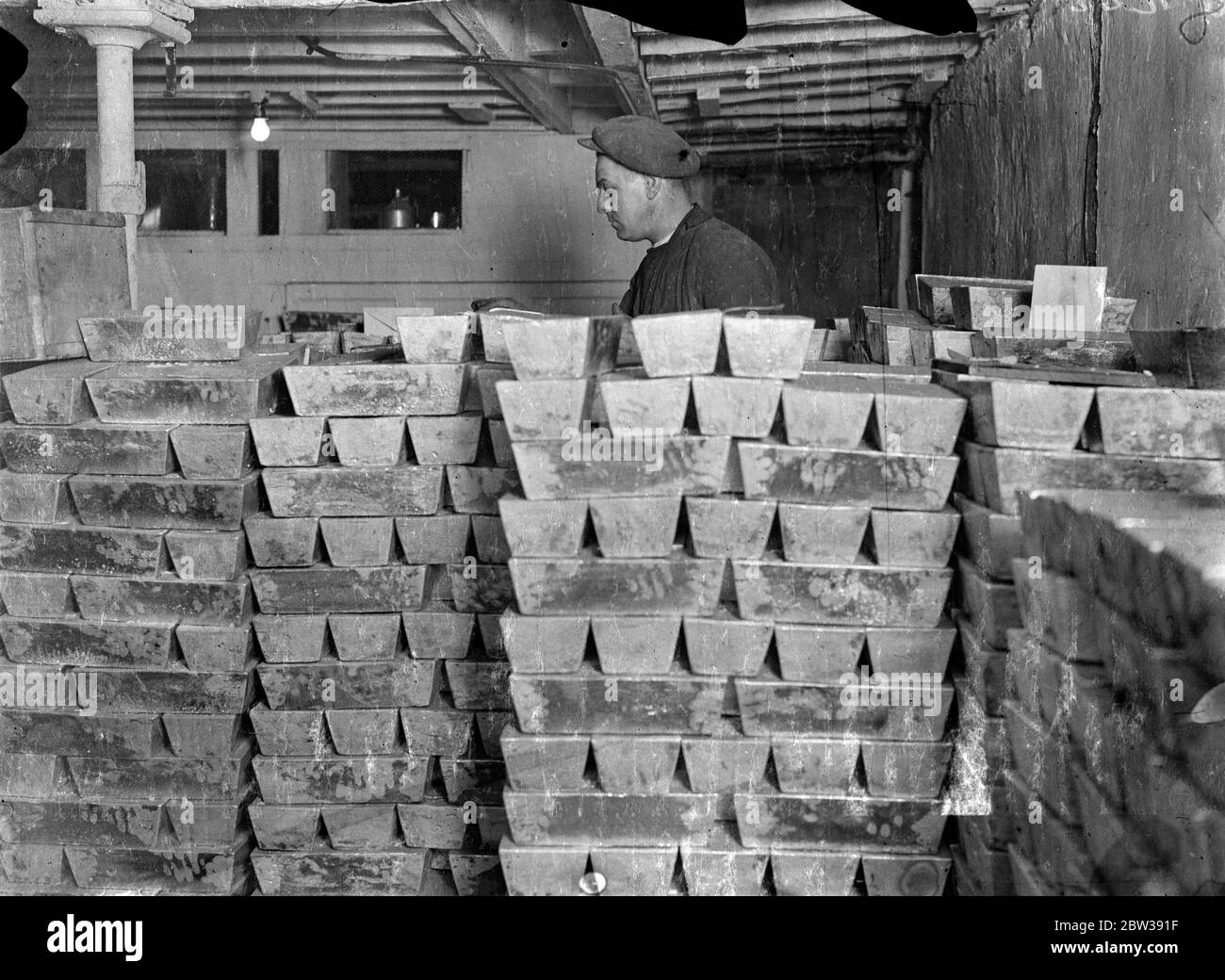 Gold bars ingots in gold Black and White Stock Photos & Images - Alamy