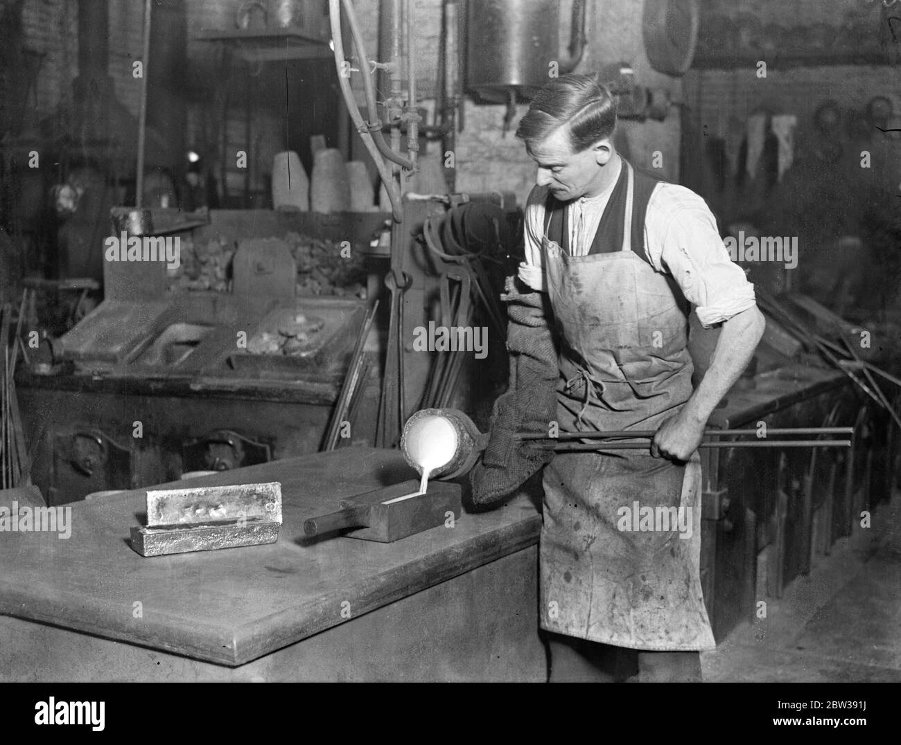 Pouring gold ingots hi-res stock photography and images - Alamy