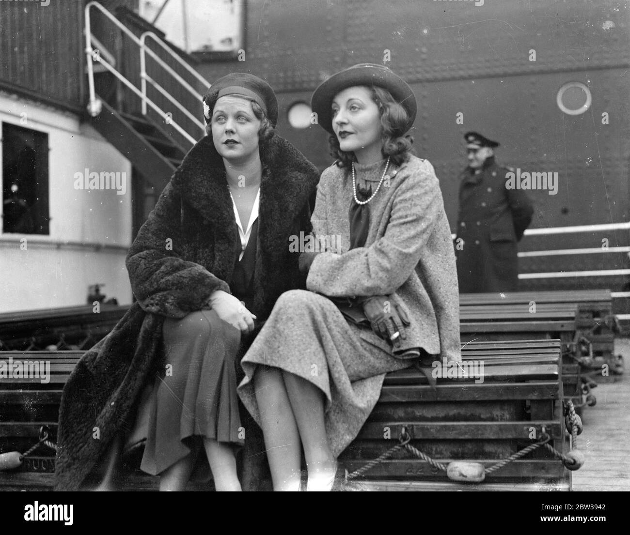 Tallulah Bankhead and Edna Best arrive home from America . Tallulah ...