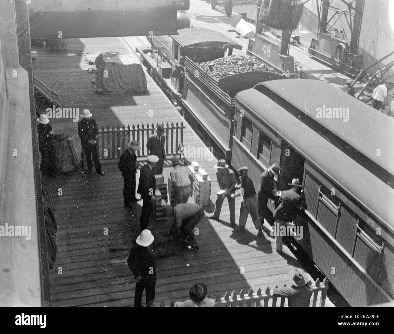 Loading gold at Cape Town , South Africa . May 1934 30s, 30's, 1930s ...