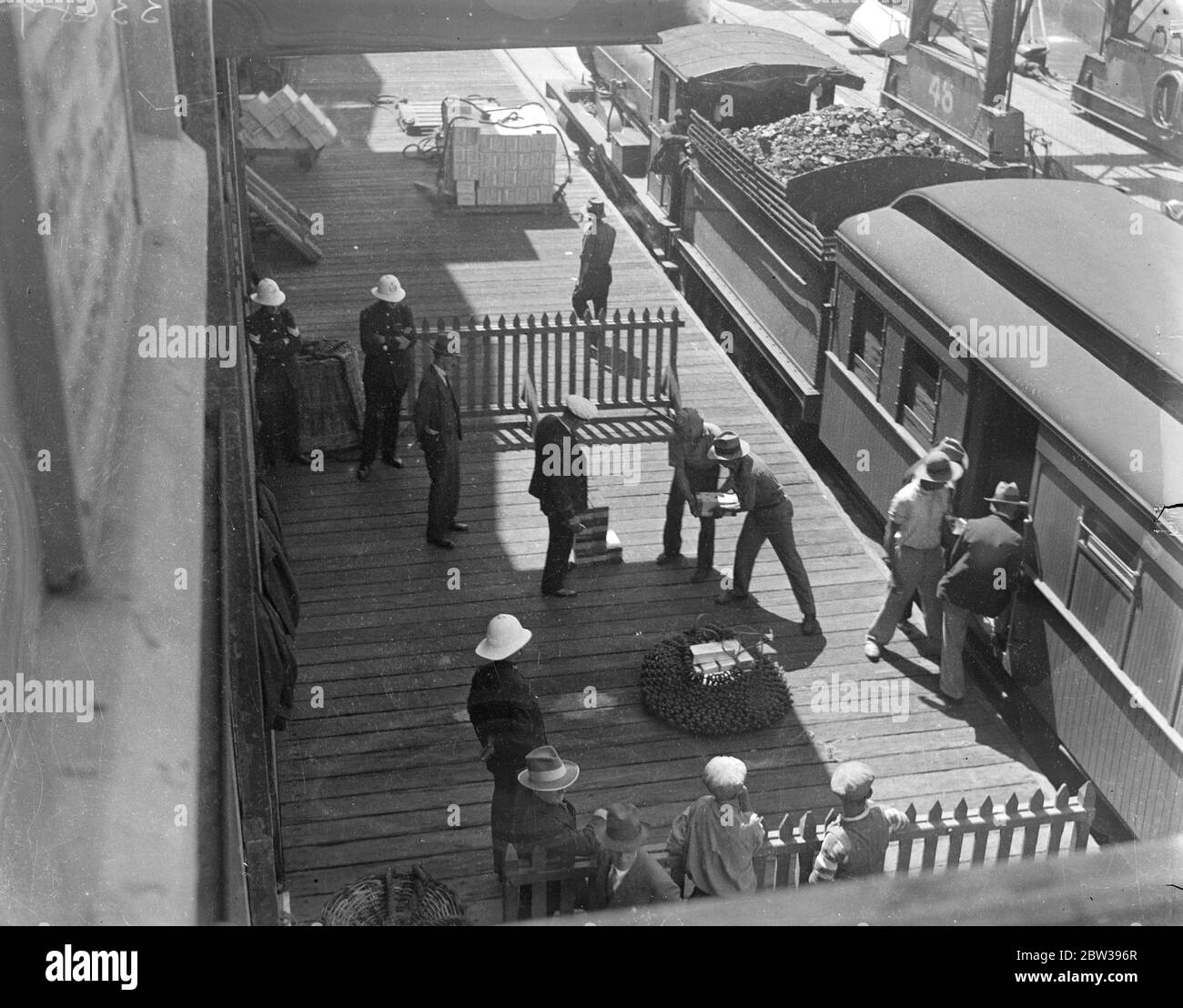 Loading gold at Cape Town , South Africa . May 1934 30s, 30's, 1930s ...