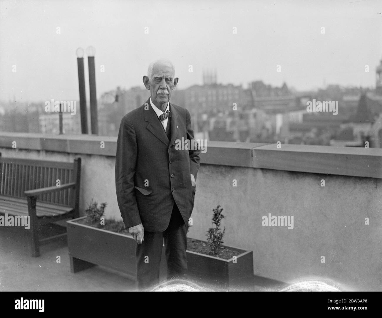 76 year old American globe trotter arrives in London on fifteenth trip ...