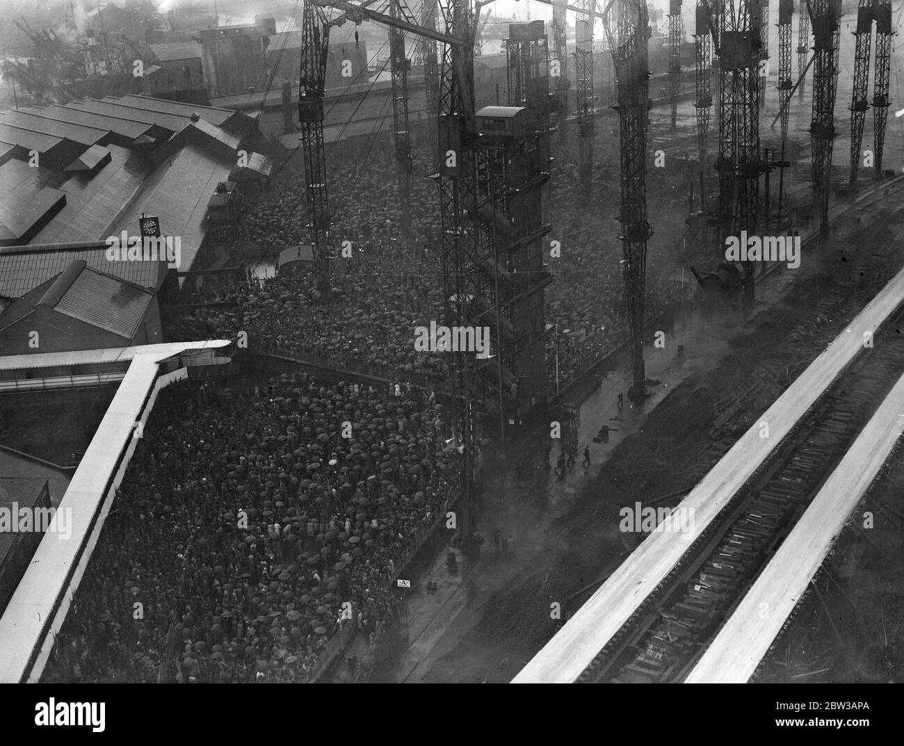 Crowds at the launching of the RMS Queen Mary from the John Brown ...