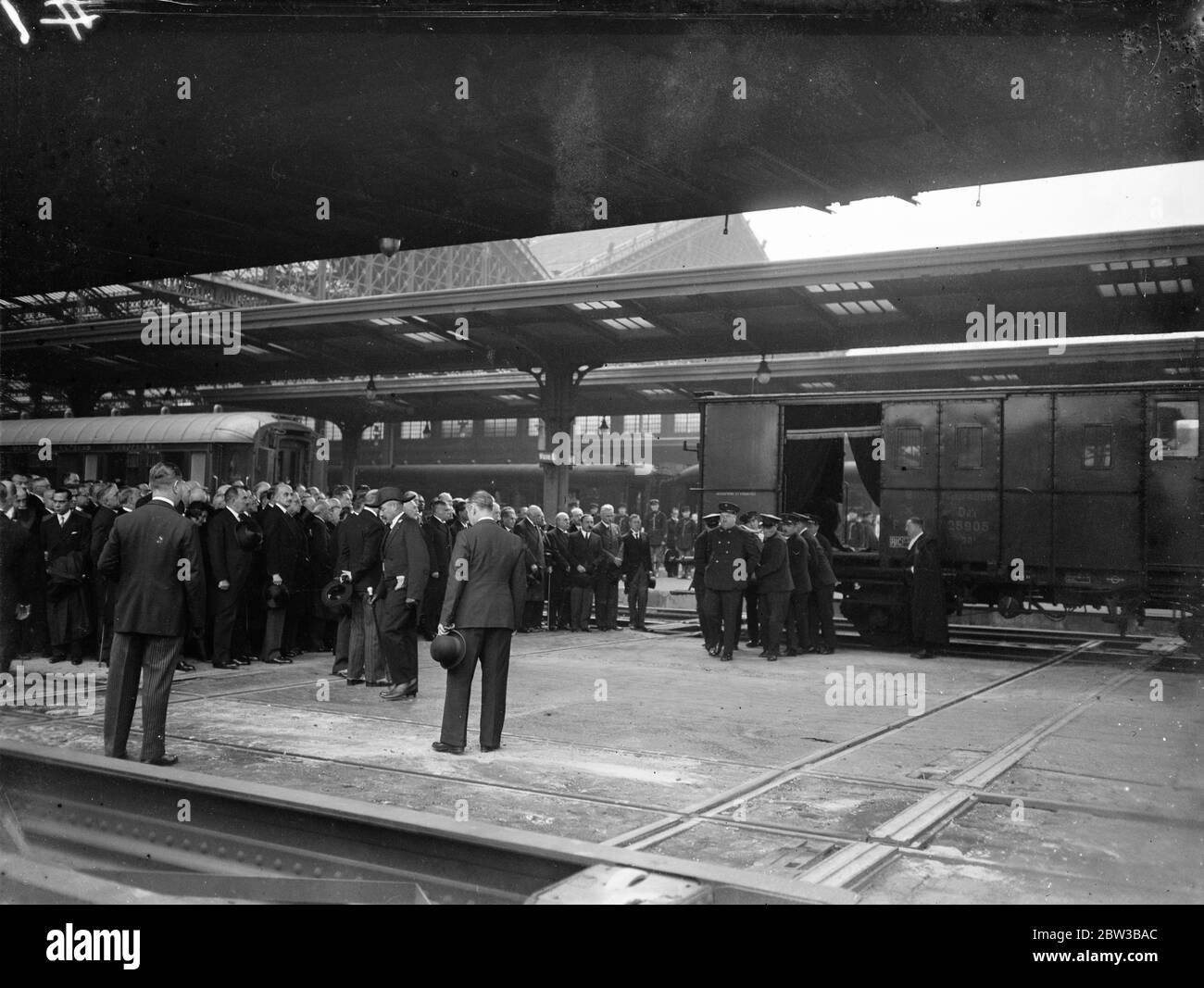 The body of French Foreign Minister , Louis Barthou , arriving in Paris ...