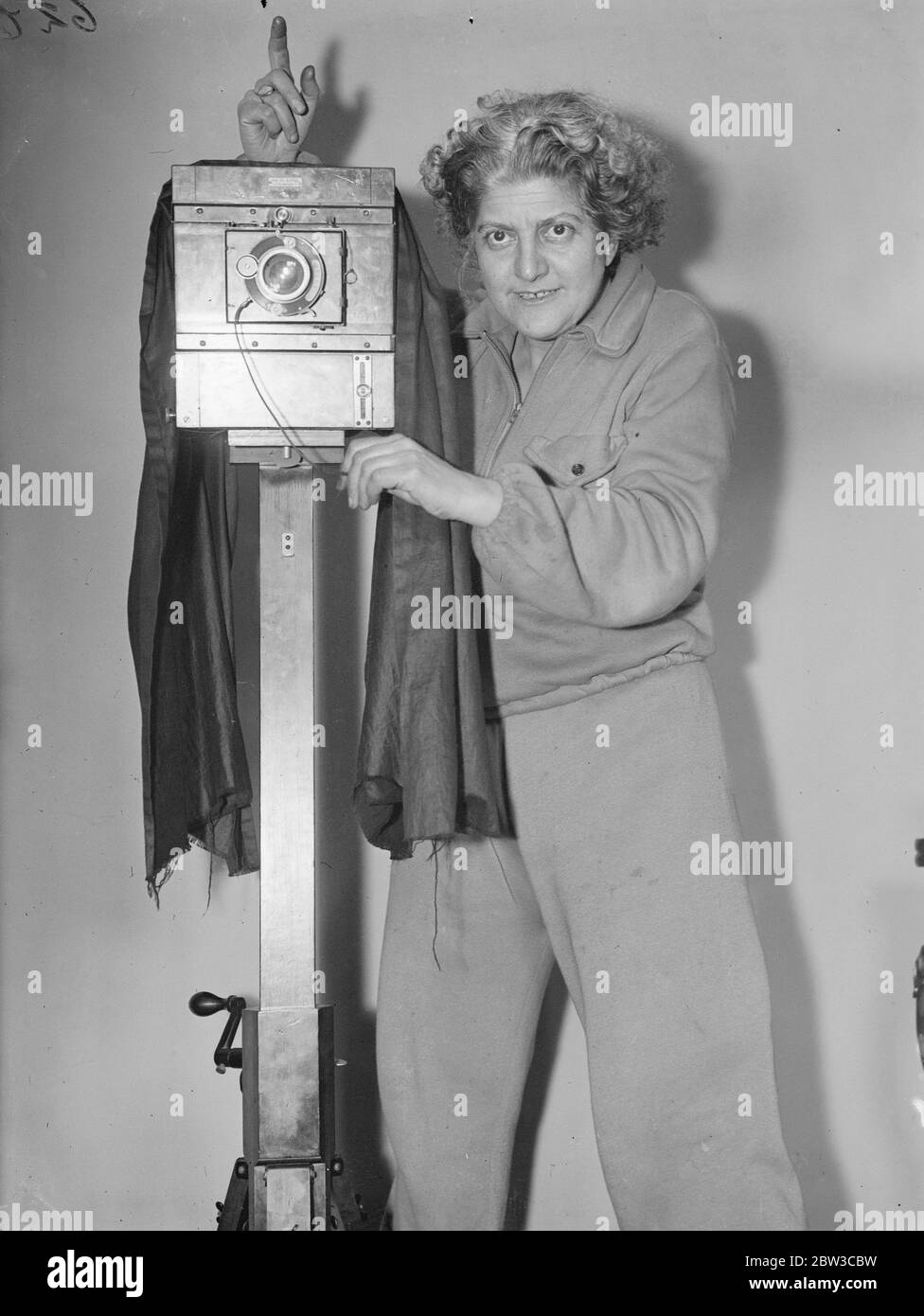 Exhibition of photographs of Gerty Simon . 13 November 1934 Stock Photo ...