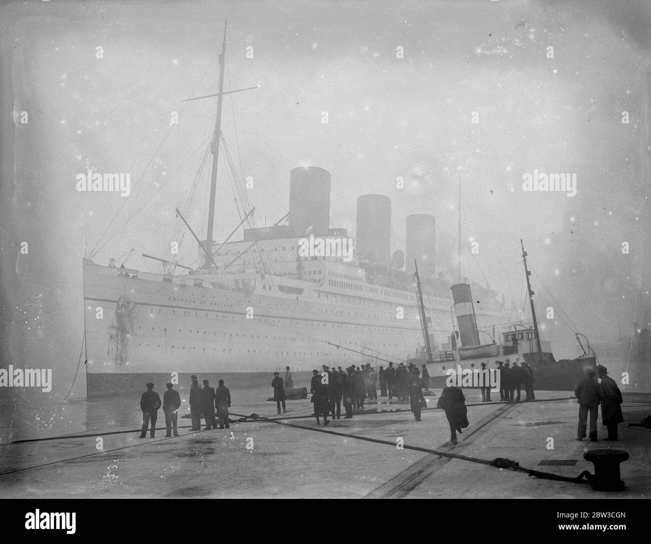 The Canadian Pacific liner , Empress of Britain , entering dry dock in ...