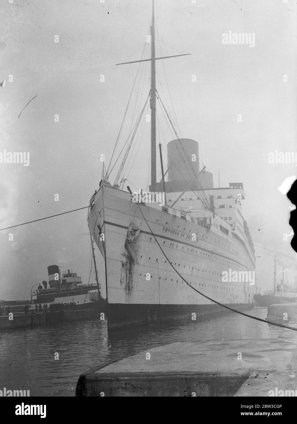 The Canadian Pacific liner , Empress of Britain , entering dry dock in ...