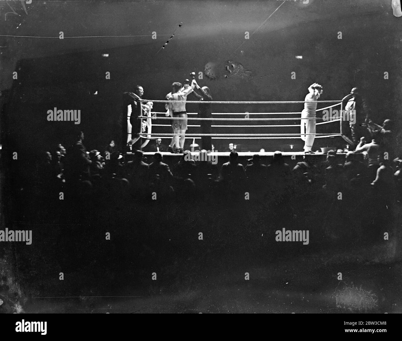 Ringside boxing crowd hi-res stock photography and images - Alamy