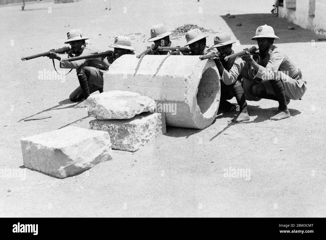 Abyssinian troops at firing practice from concealment near Duanle . 20 ...